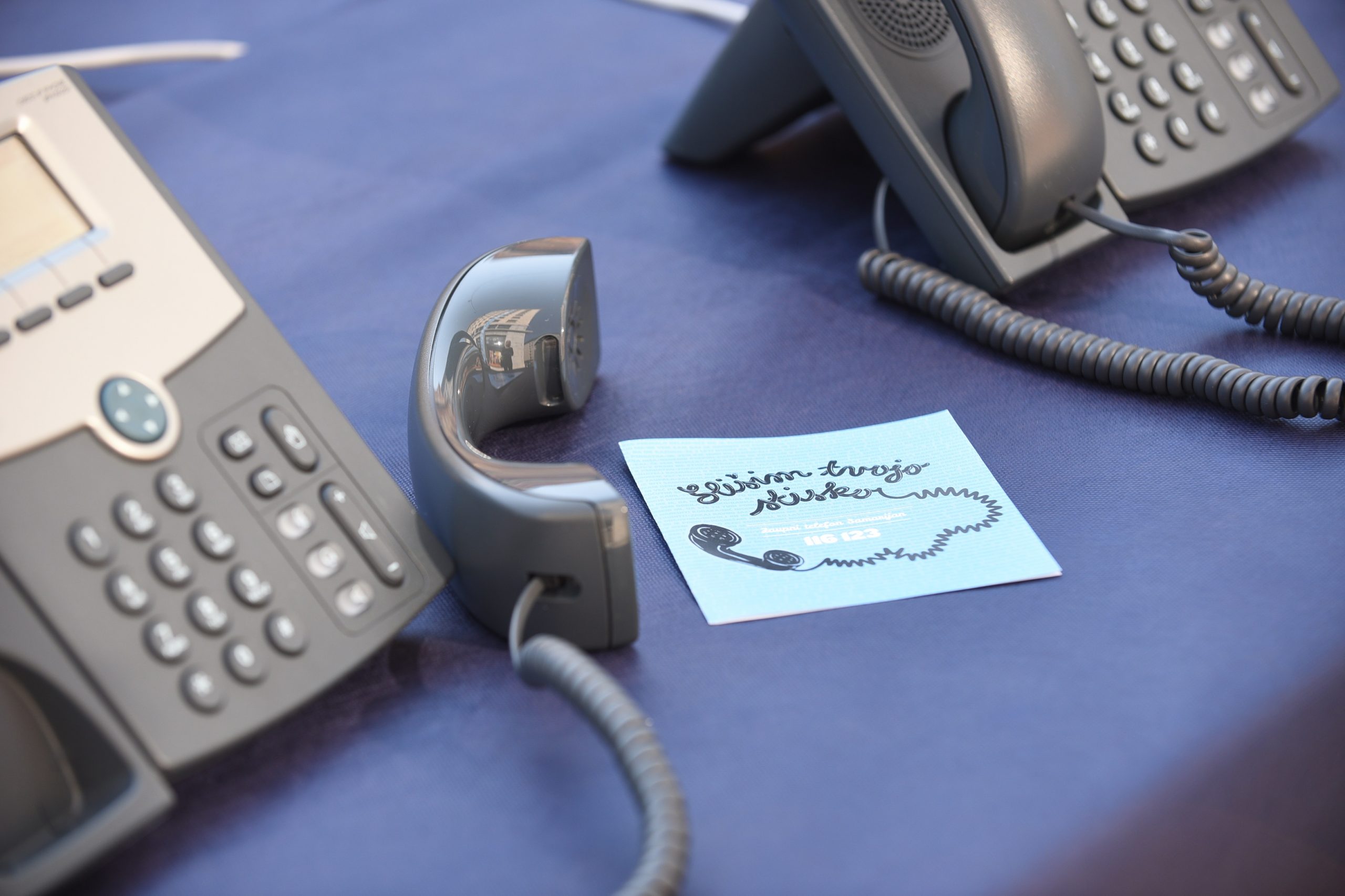 V OBDOBJU OMEJENIH STIKOV OTROKOM IN MLADOSTNIKOM NA VOLJO TOM TELEFON ...